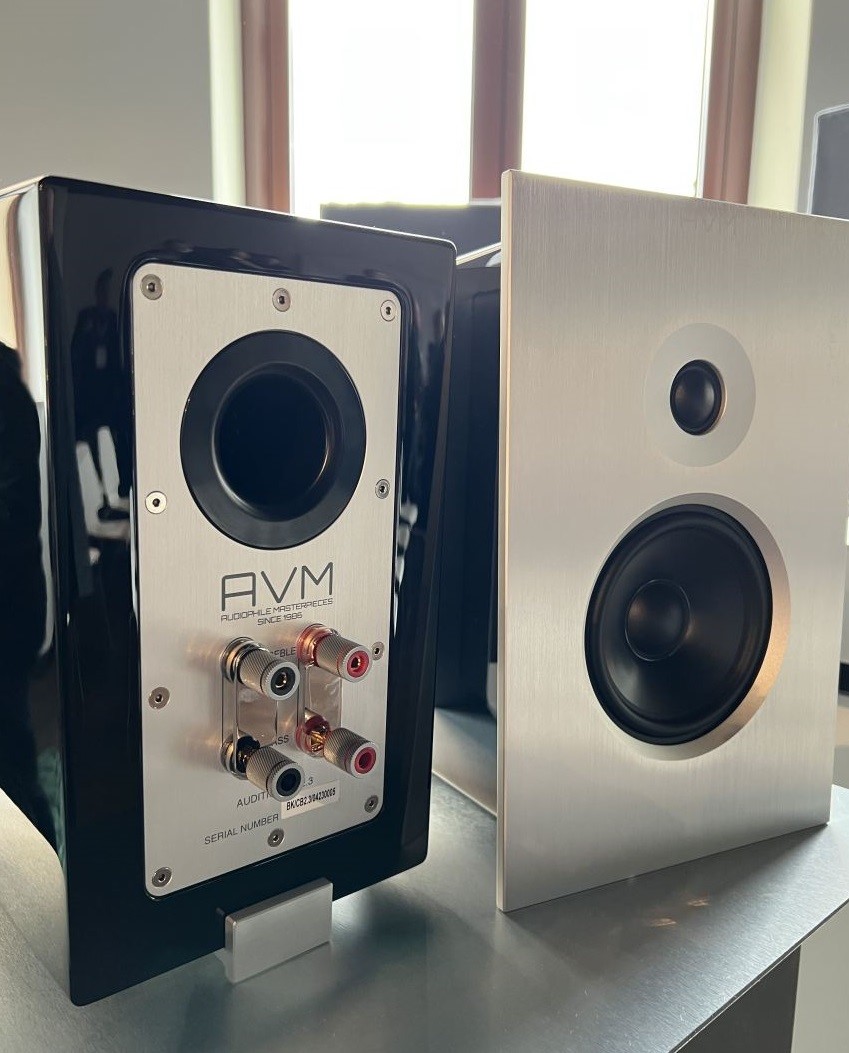 Silver anodized aluminium front panel of CB 2.3 blends perfectly with ...